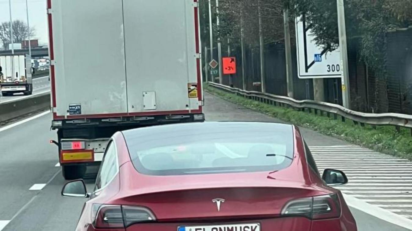 Deze gepersonaliseerde nummerplaat lokt veel reacties uit: «De wereld ...